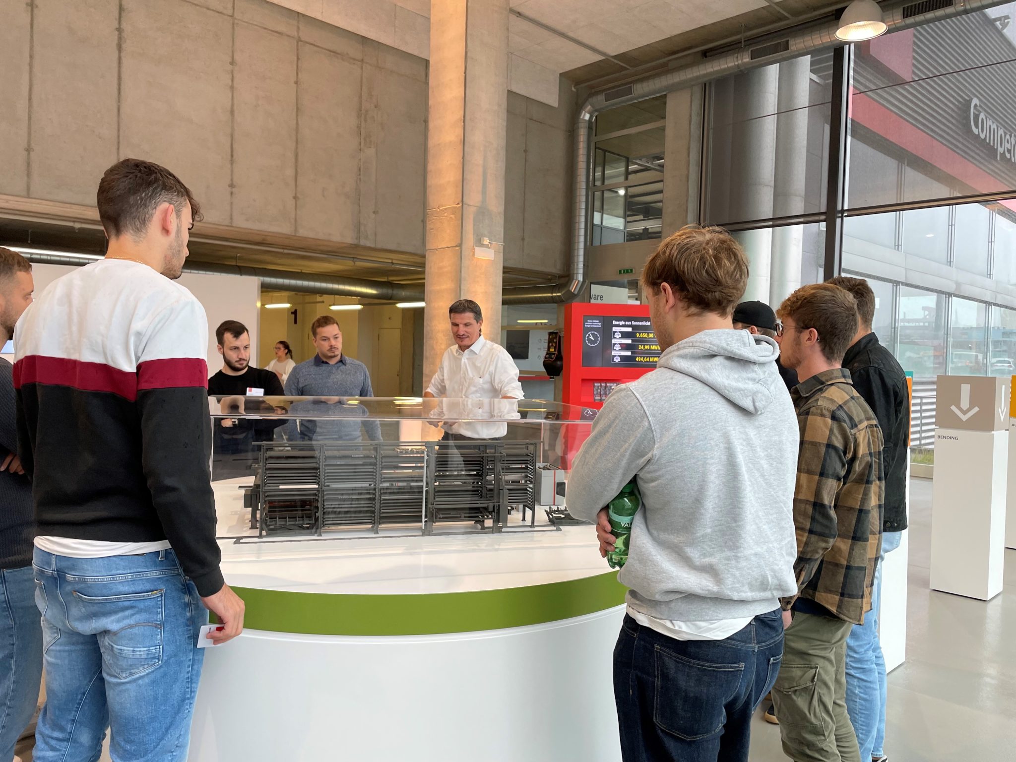 Spannende Praxiseinblicke bei Bystronic - Blog des Studiengangs ...