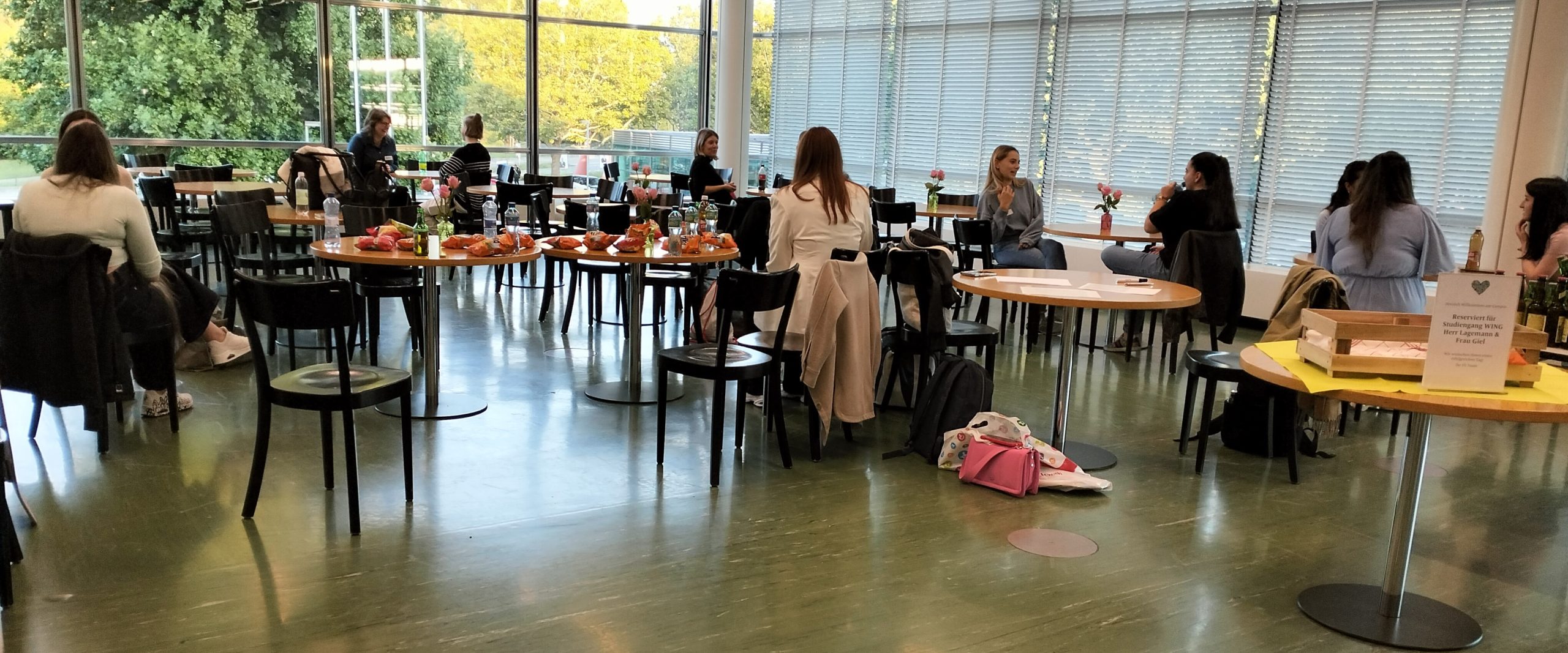 Lebendig, laut und lustig - WINGWOMEN Stammtisch - Blog des ...